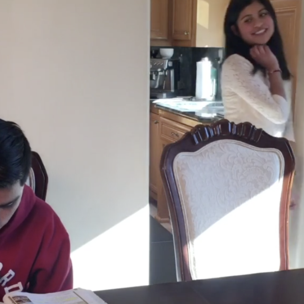 Spanish La hora y las clases Video - Best PowerPoints for Spanish